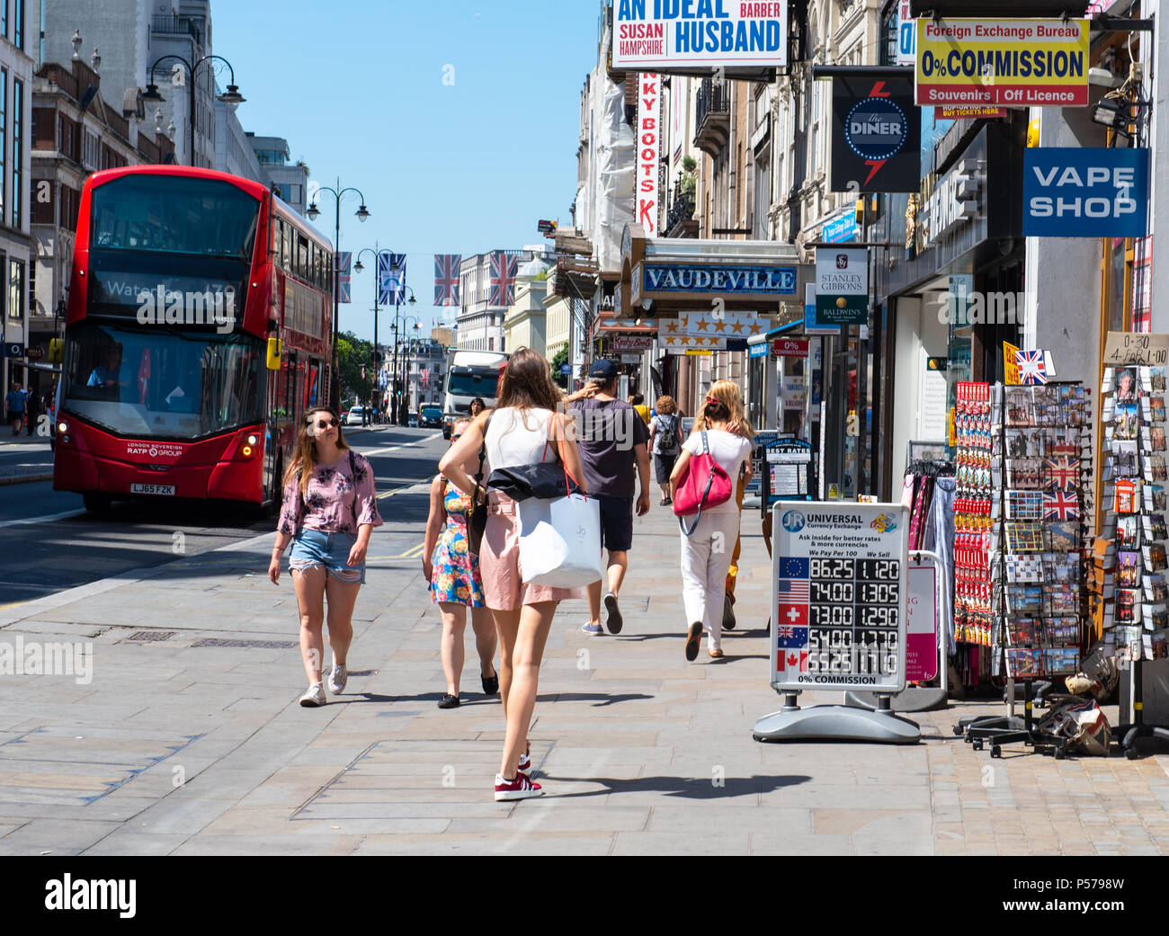 London, UK. 25th June 2018. UK Weather. Hot sun and sweltering heat in ...