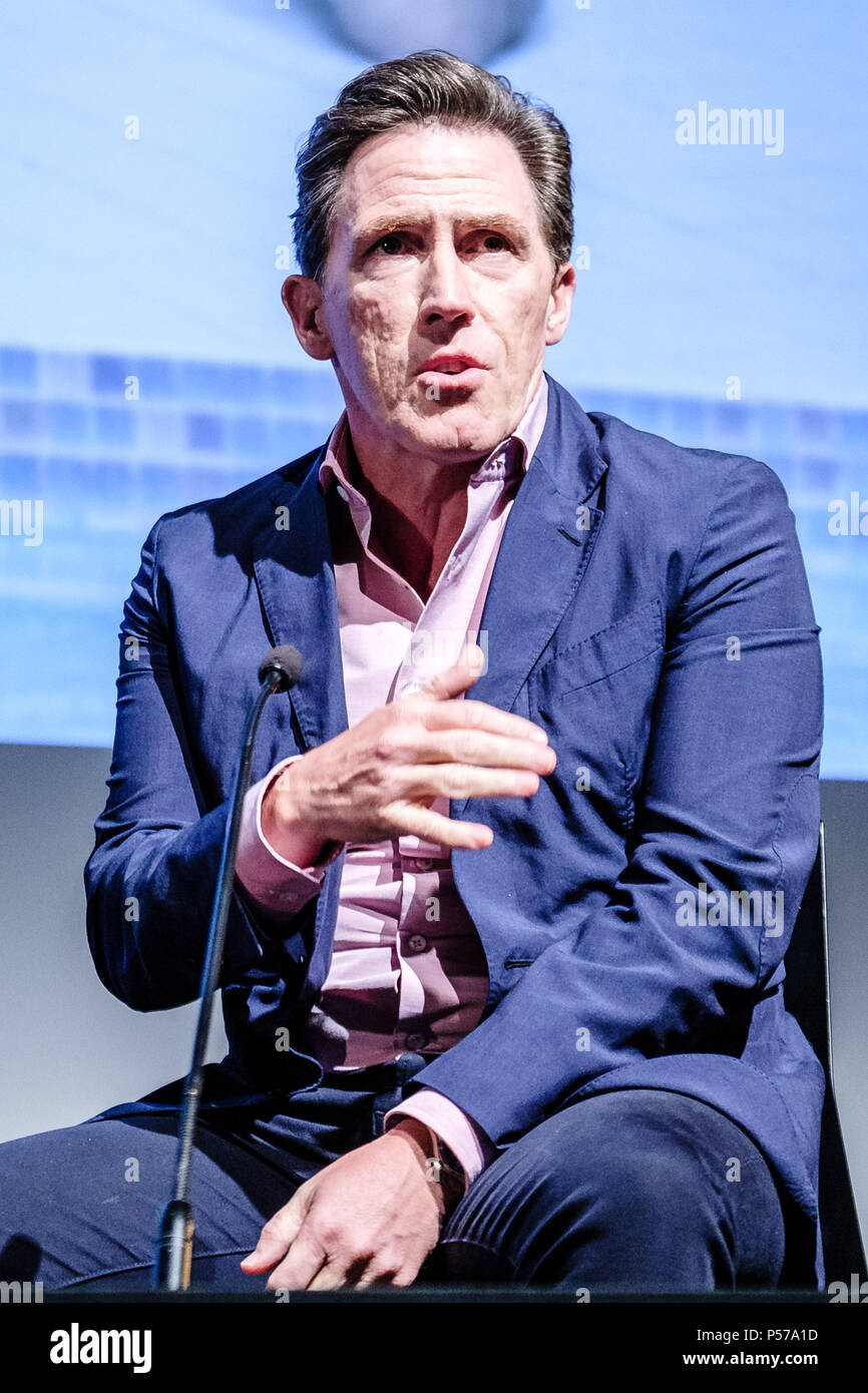 Celebrities performing on stage hi-res stock photography and images - Alamy