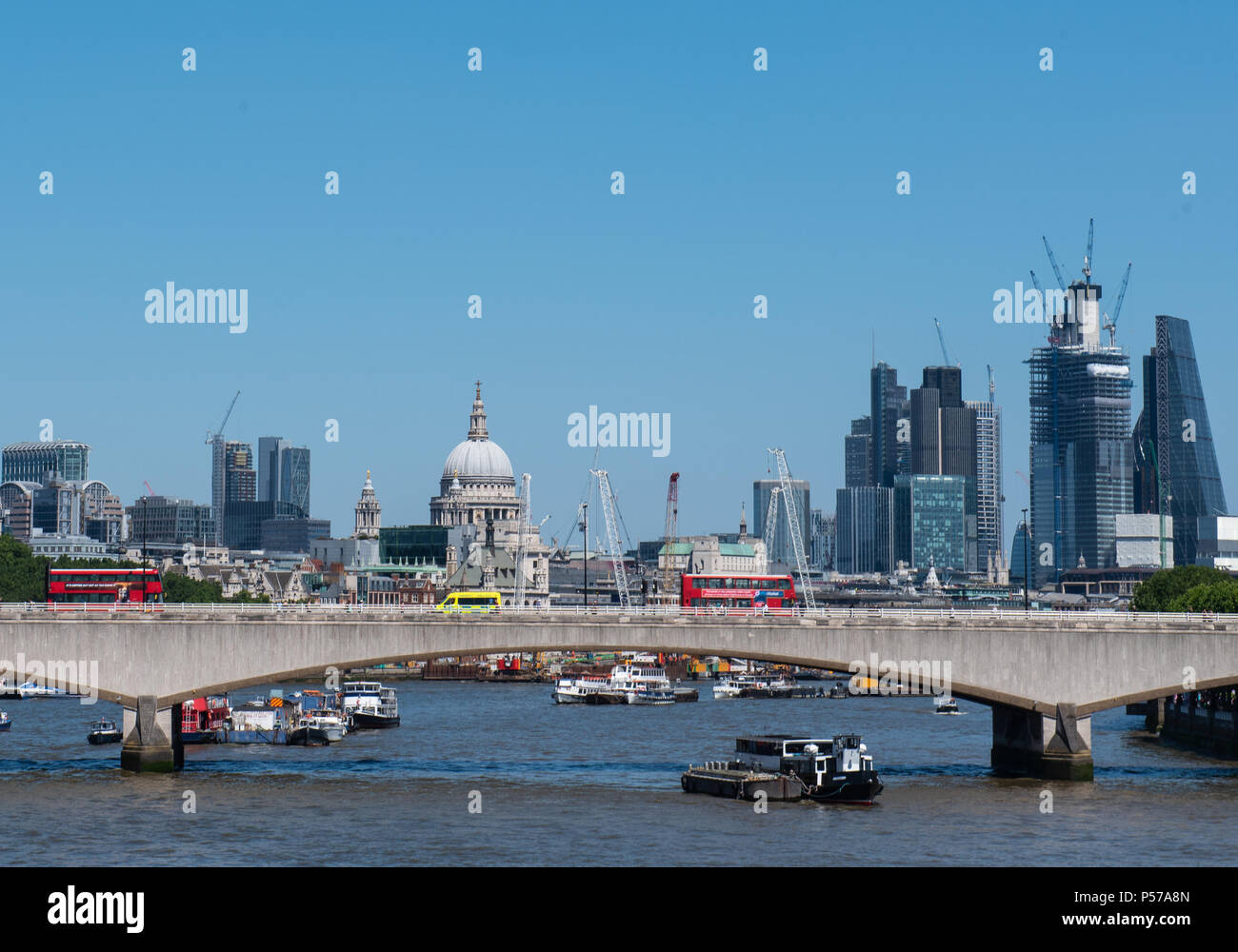 London, UK. 25th June 2018. UK Weather: Hot sunshine and clear blue sky ...