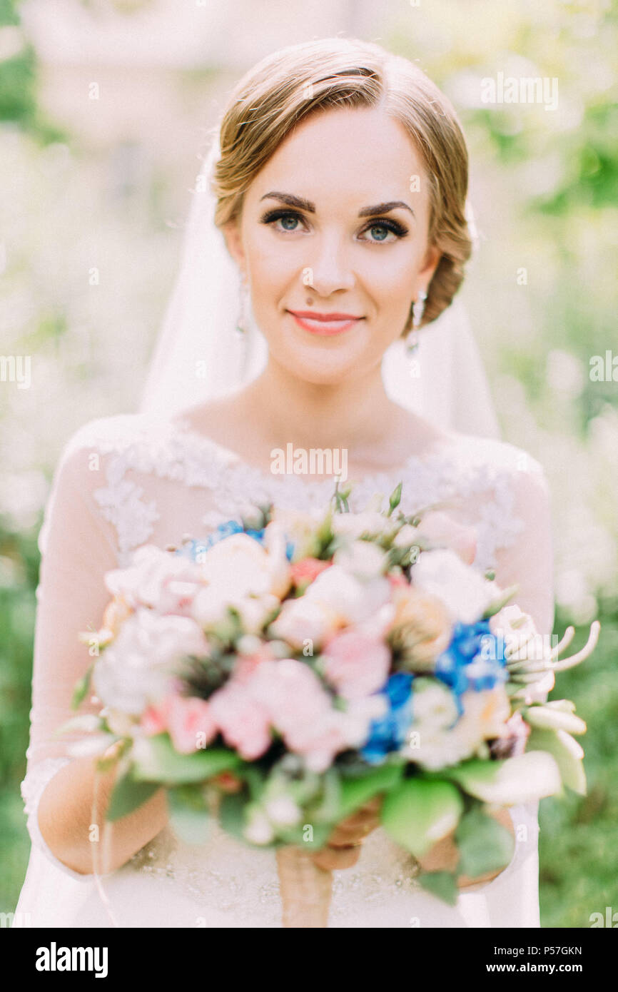 Lovely bride is holding the wedding bouquet. Portrait Stock Photo - Alamy