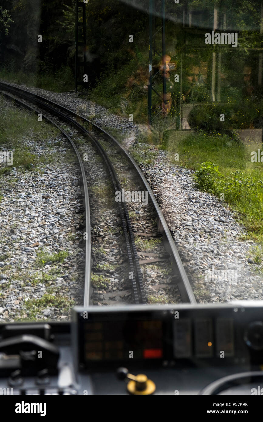 View through the front window of the carriage on the cremellera rack ...