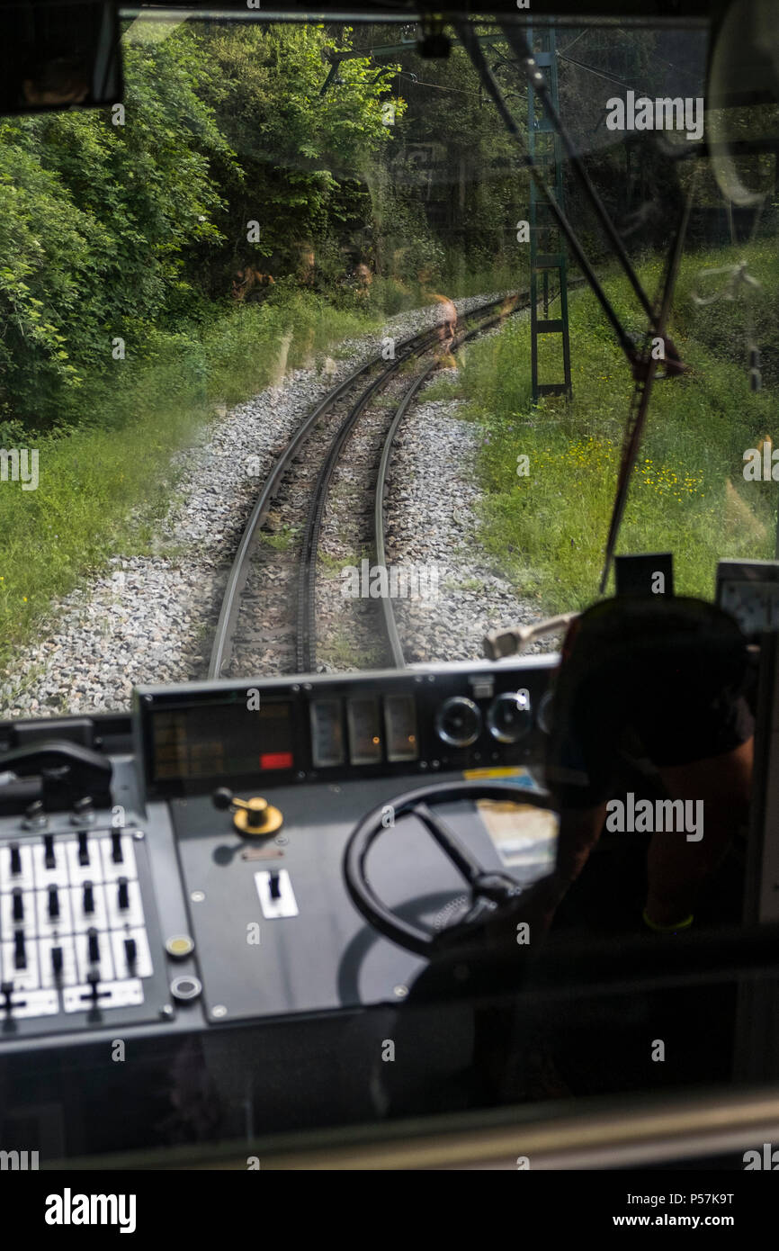 View through the front window of the carriage on the cremellera rack ...