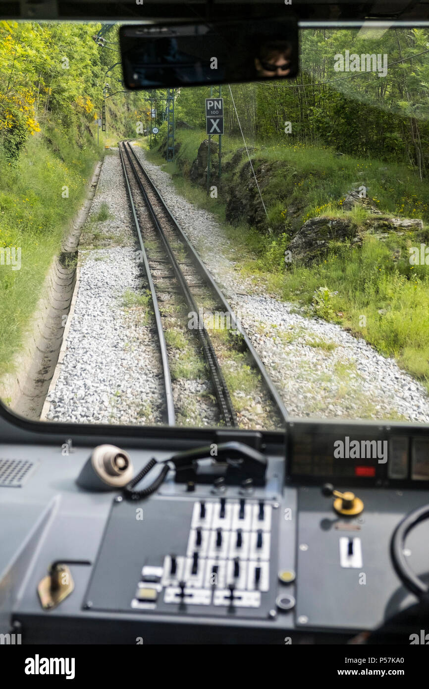 View through the front window of the carriage on the cremellera rack ...