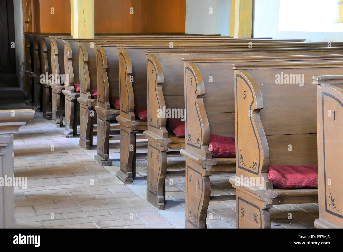 Pews in a church hi-res stock photography and images - Alamy