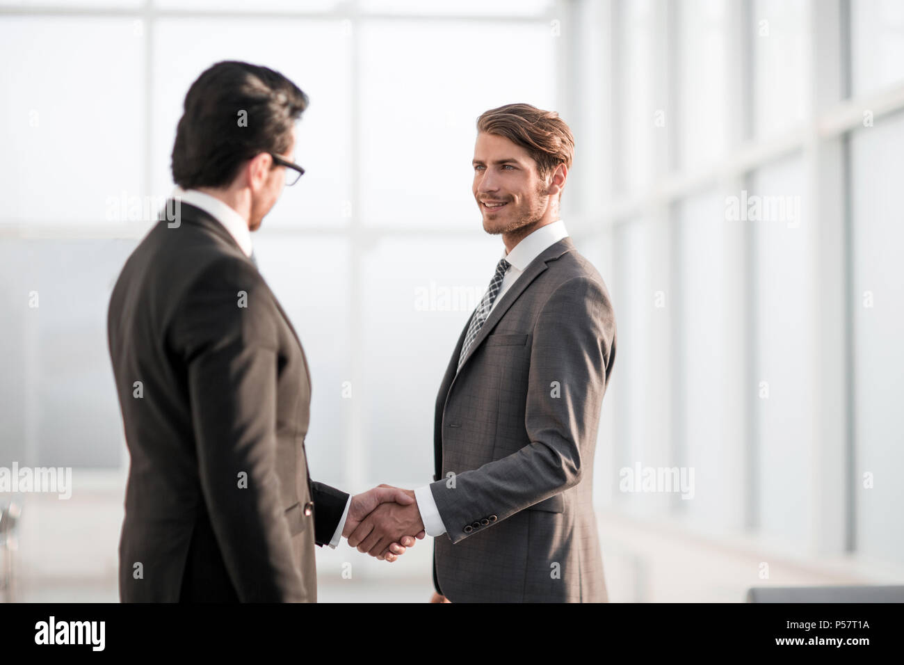 Friendly handshake hi-res stock photography and images - Alamy