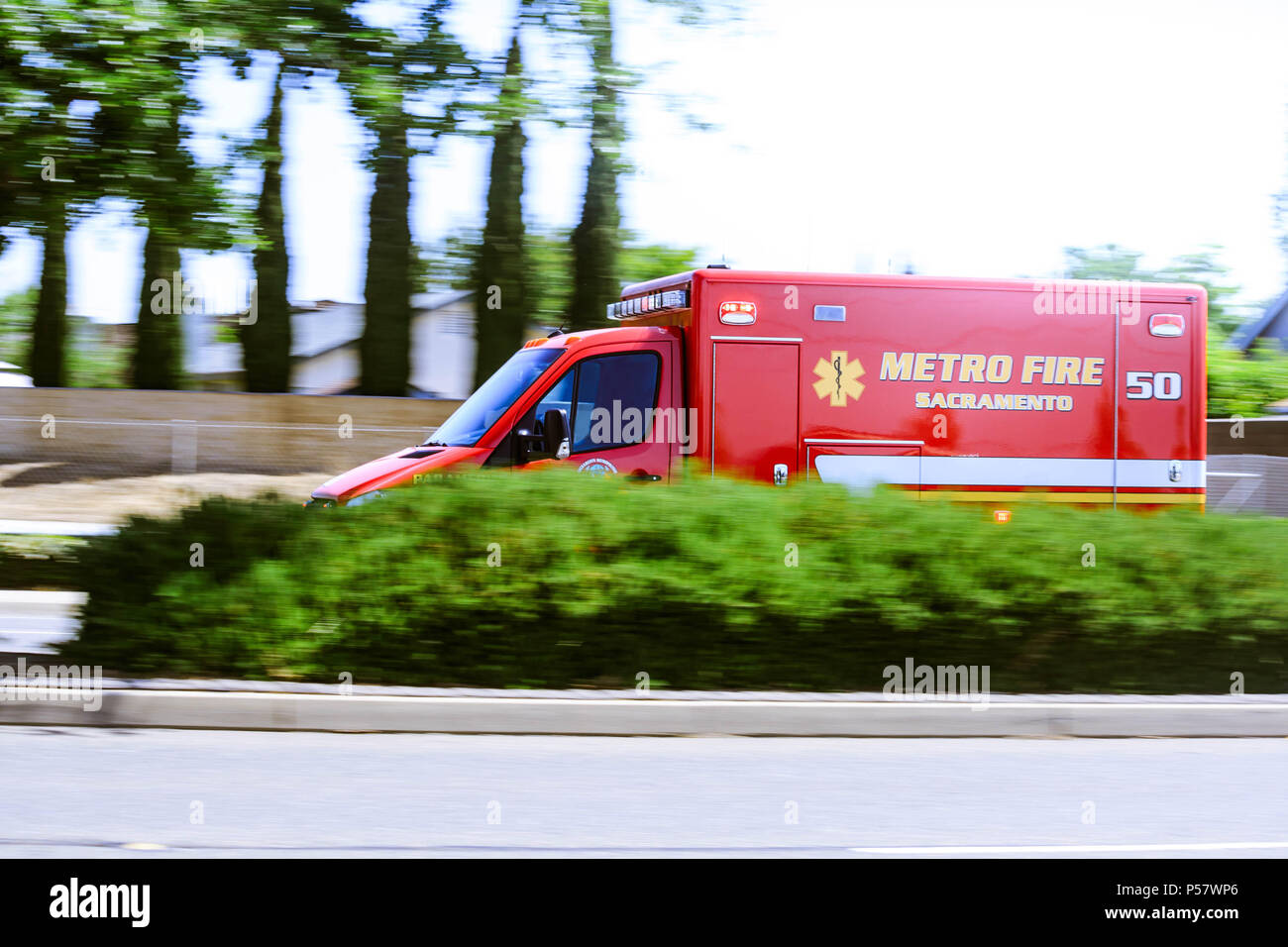 Fast moving ambulance responding emergency hi-res stock photography and ...