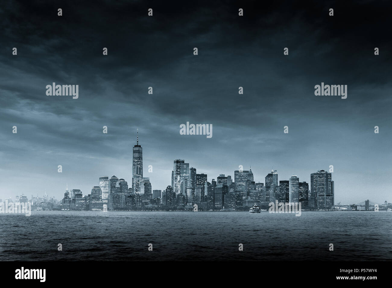 Storm over manhattan skyline hi-res stock photography and images - Alamy