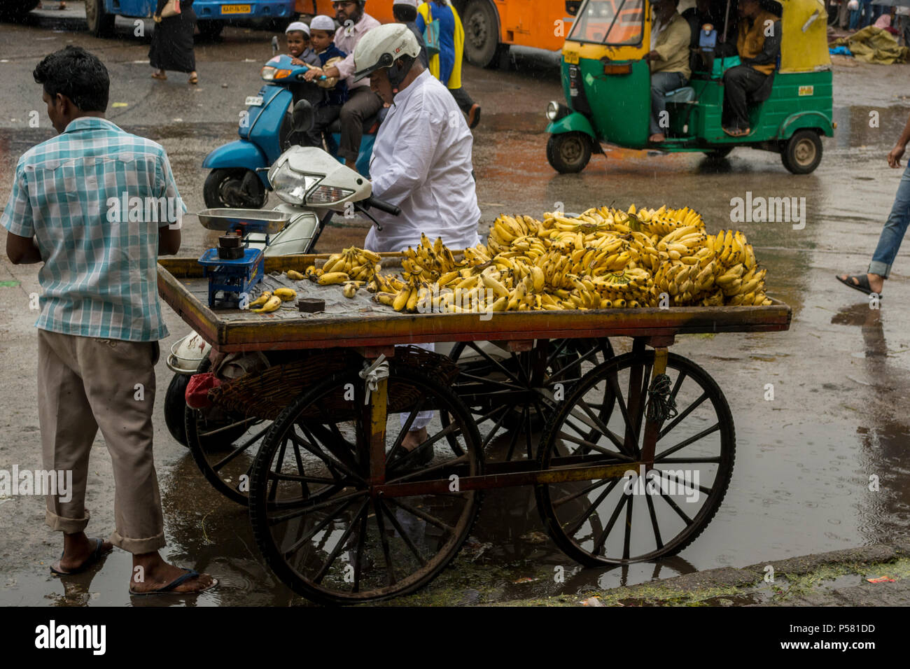 Street fruit vendor india cart hi-res stock photography and images - Alamy
