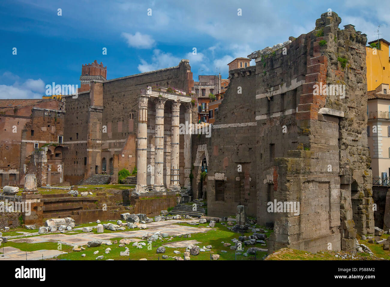 Building ruins and ancient columns in rome hi-res stock photography and ...