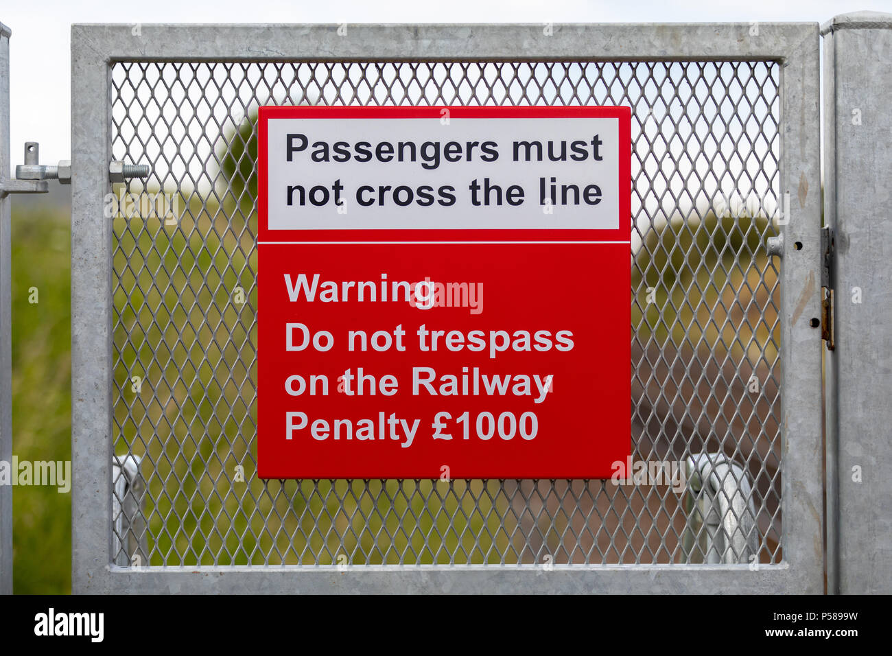 Passengers must not cross the line railway warning sign Stock Photo - Alamy
