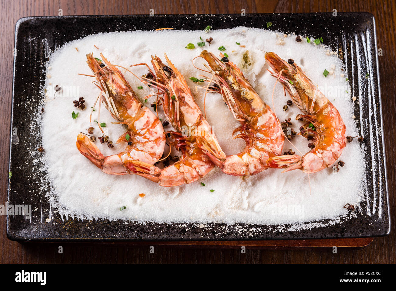 Salt roast shrimp Stock Photo - Alamy