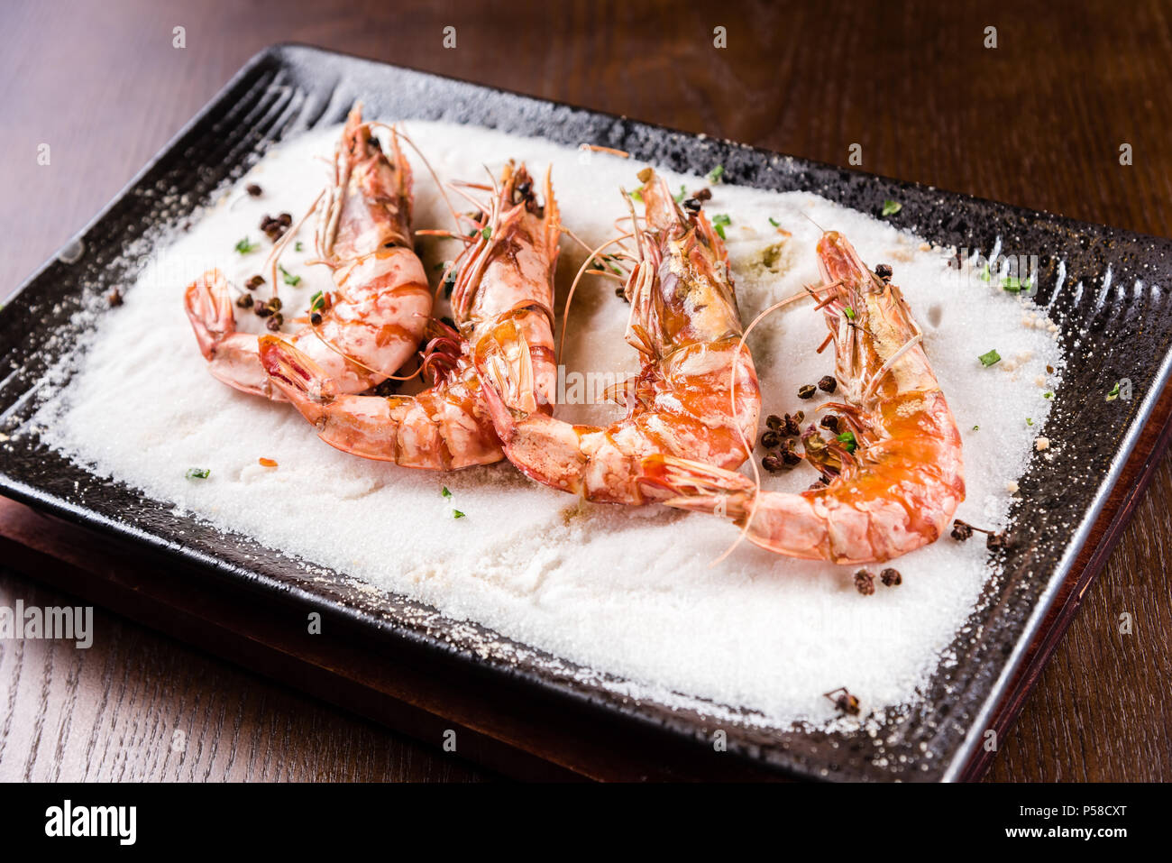 Salt roast shrimp Stock Photo - Alamy