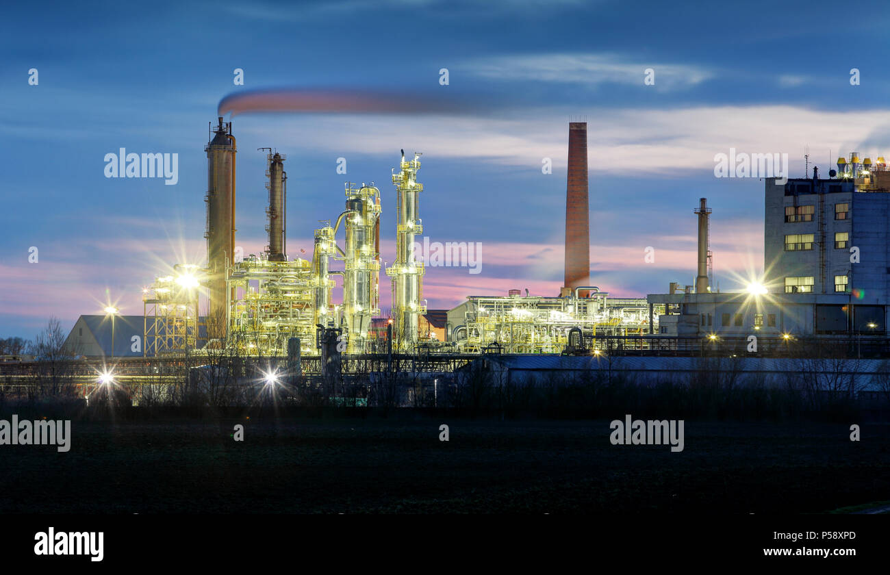Factory at night, Chemical industry Stock Photo - Alamy