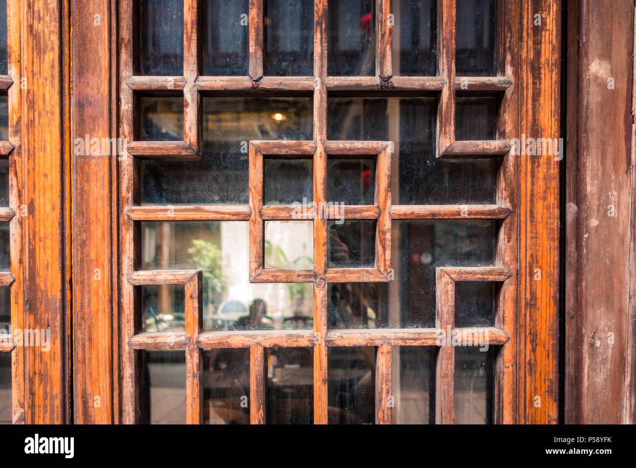 Chinese Traditional Wooden Door Stock Photo - Alamy