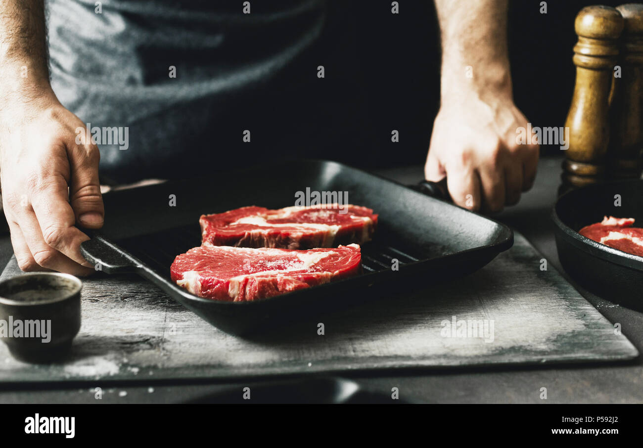 Hands cutting steak hi-res stock photography and images - Alamy