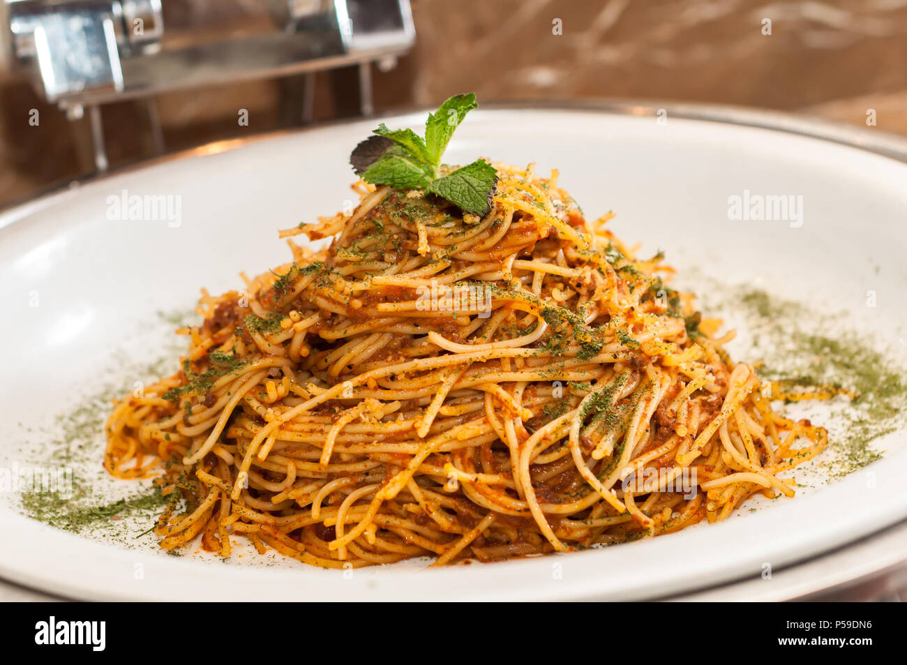 Piles of spaghetti hi-res stock photography and images - Alamy