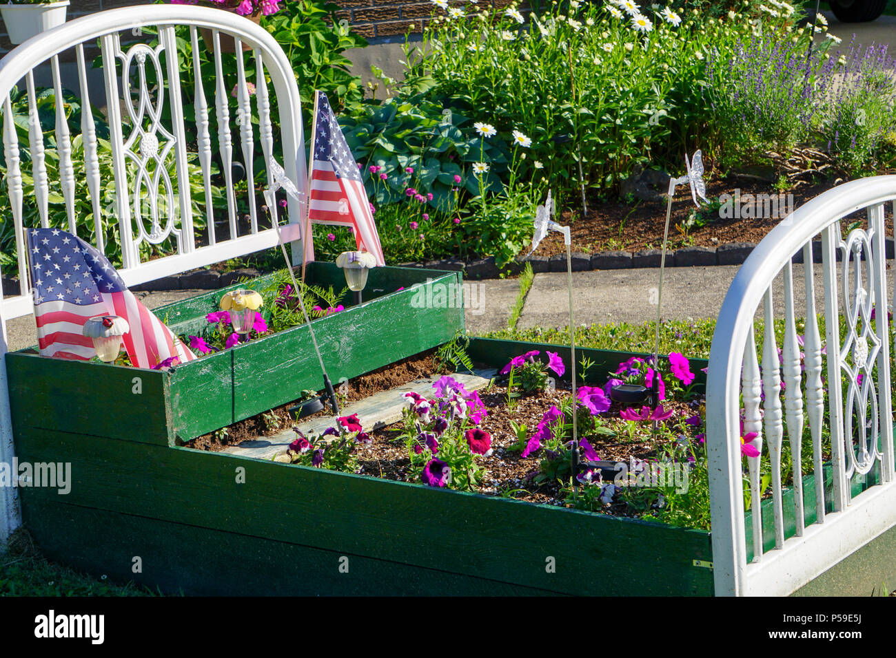 Flower bed grass hi-res stock photography and images - Alamy