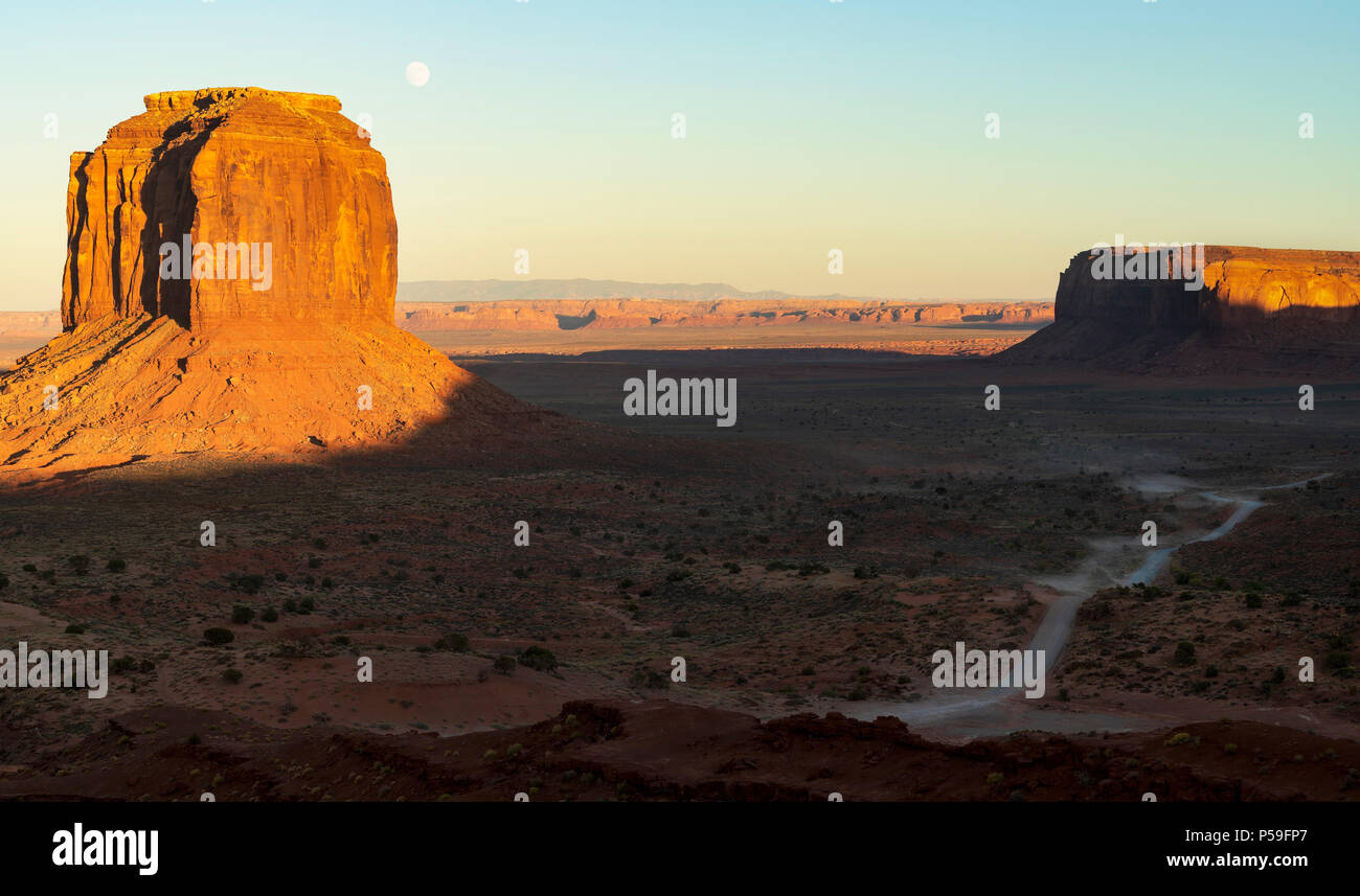 Full moon monument valley hi-res stock photography and images - Alamy