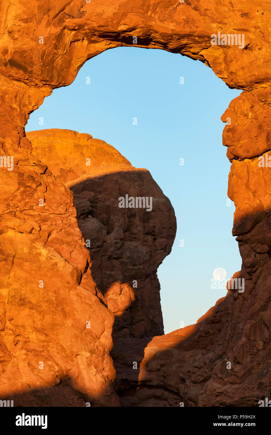 Moon through arch hi-res stock photography and images - Alamy
