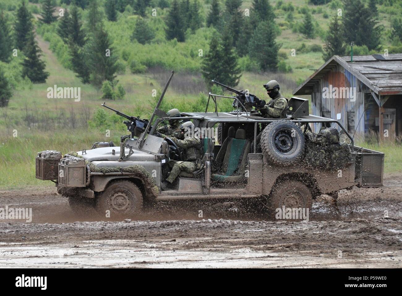 Land rover defender in military hi-res stock photography and images - Alamy