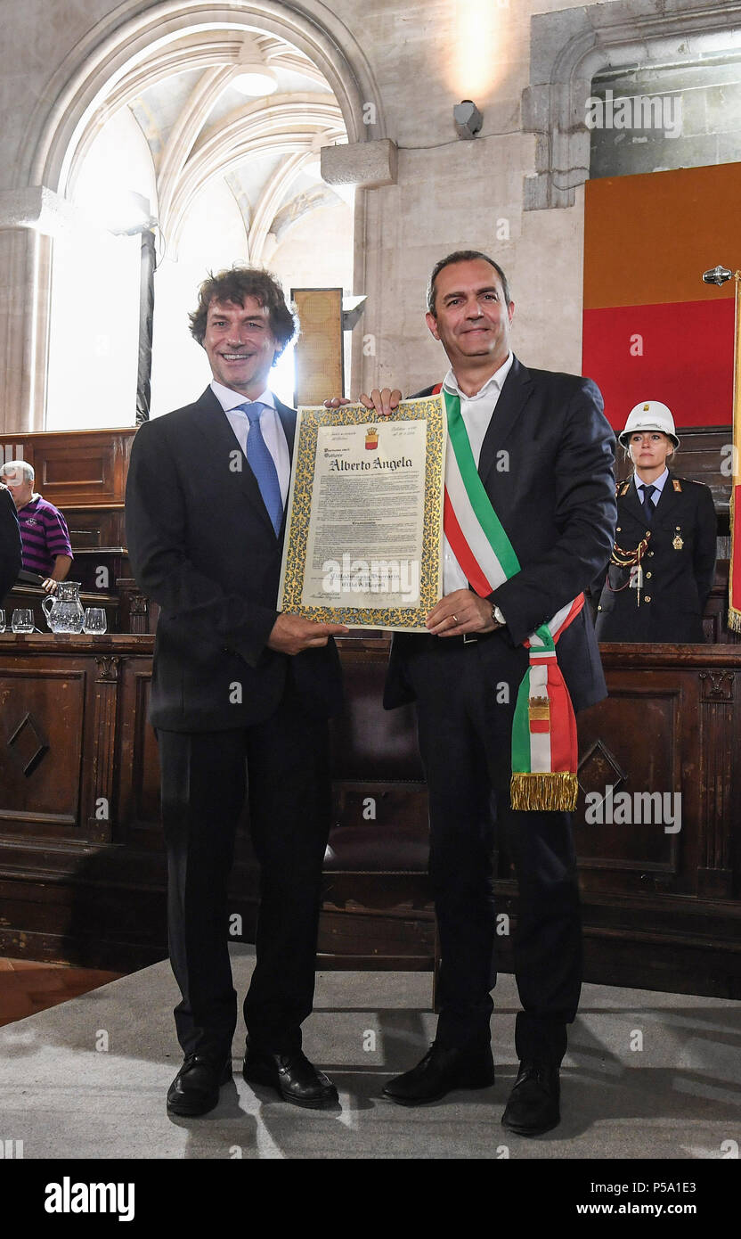 The honorary citizenship of Naples is given to Alberto Angela by the ...