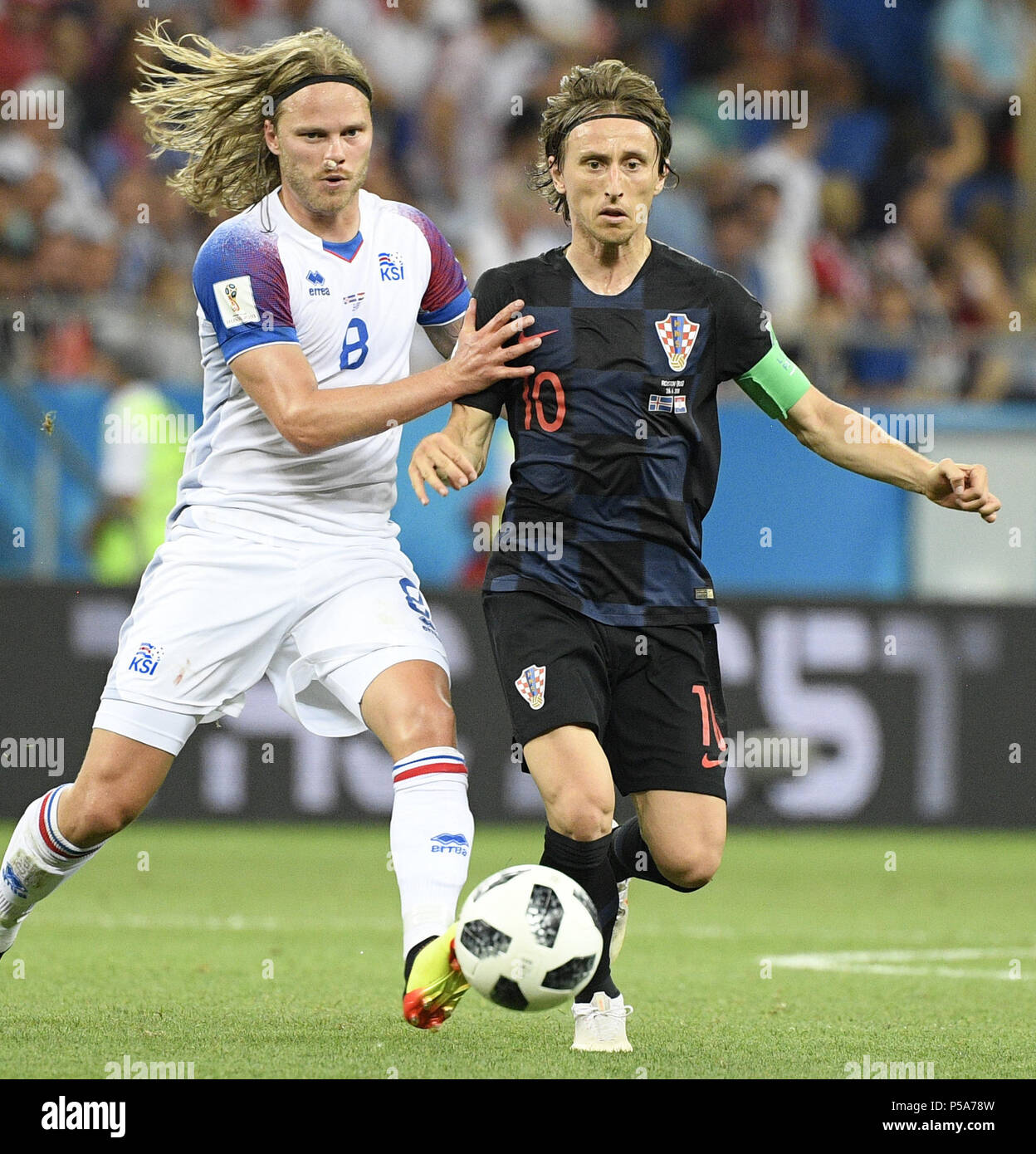 (180626) -- ROSTOV-ON-DON, June 26, 2018 (Xinhua) -- Luka Modric (R) of ...