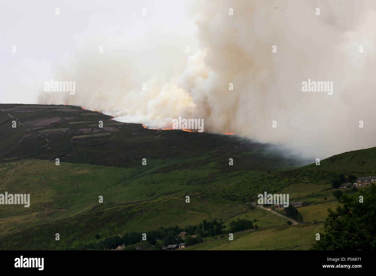 Saddleworth moor, UK. 26th June, 2018. Fire fighters have been tackling ...