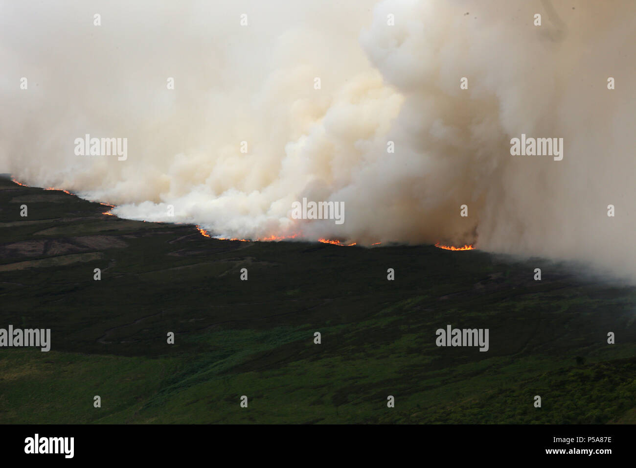 Saddleworth moor, UK. 26th June, 2018. Fire fighters have been tackling ...