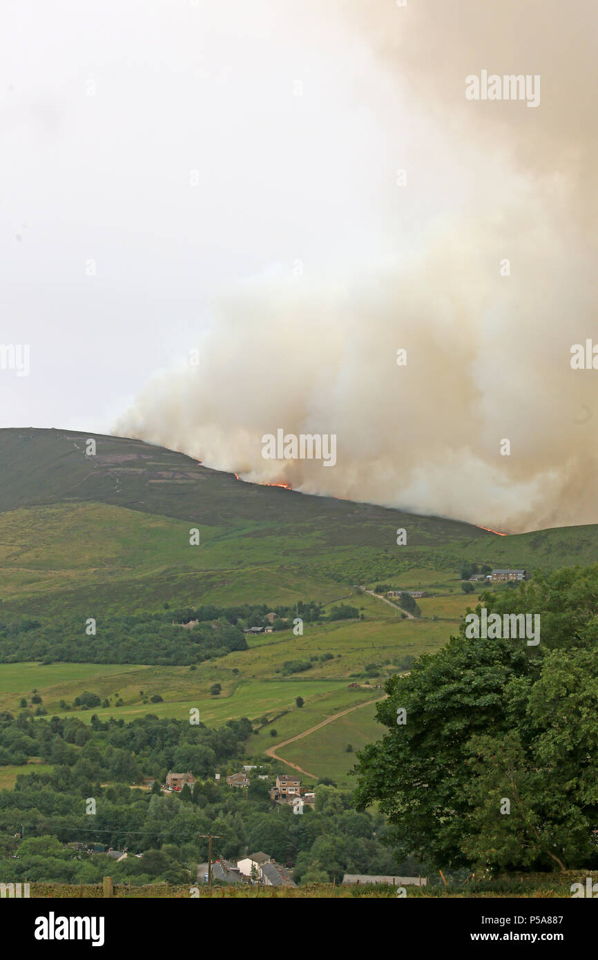 Saddleworth moor, UK. 26th June, 2018. Fire fighters have been tackling ...