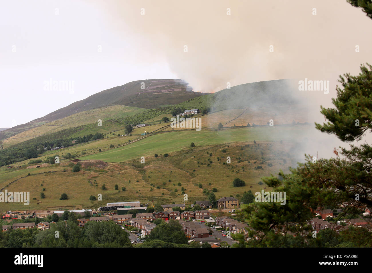 Saddleworth moor, UK. 26th June, 2018. Fire fighters have been tackling ...