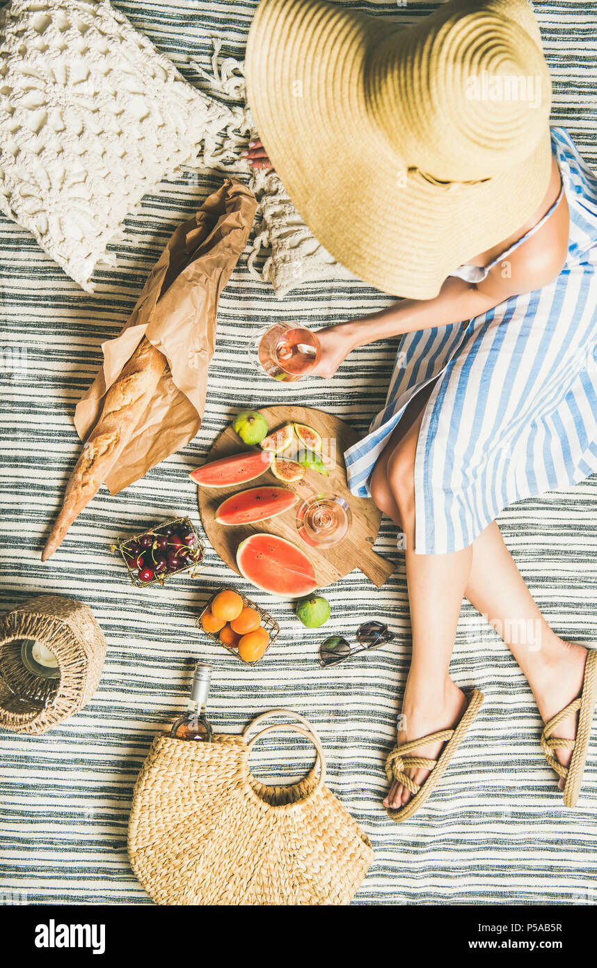 Summer picnic setting Stock Photo - Alamy