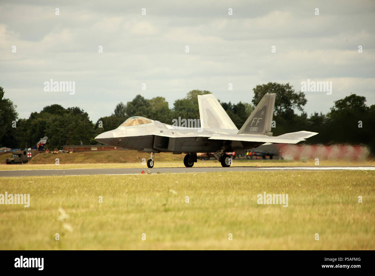 F22 runway hi-res stock photography and images - Alamy