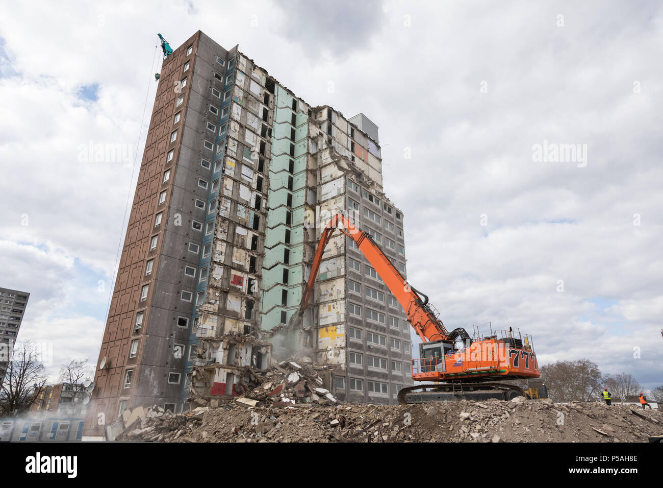 Demolition of tower block hi-res stock photography and images - Alamy