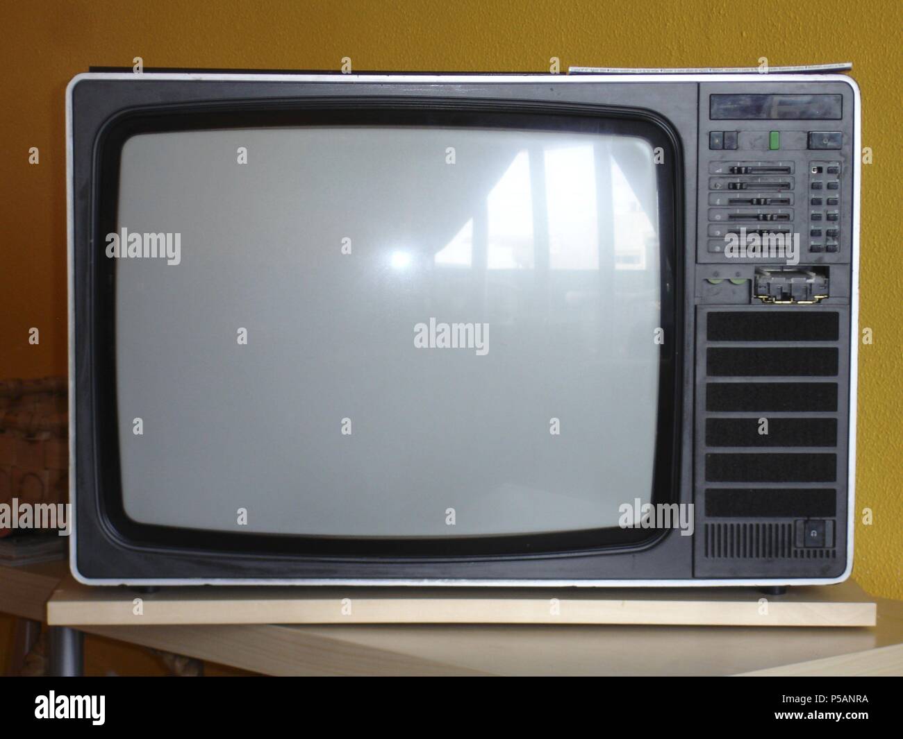 Tv antigua hi-res stock photography and images - Alamy