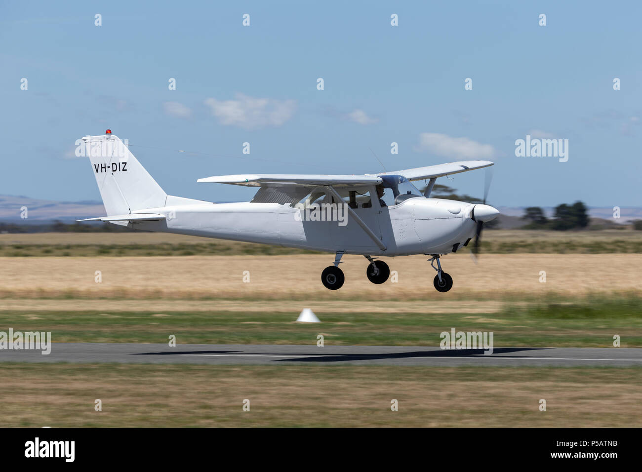 1963 Cessna 172E Skyhawk four seat single engine light aircraft VH-DIZ ...