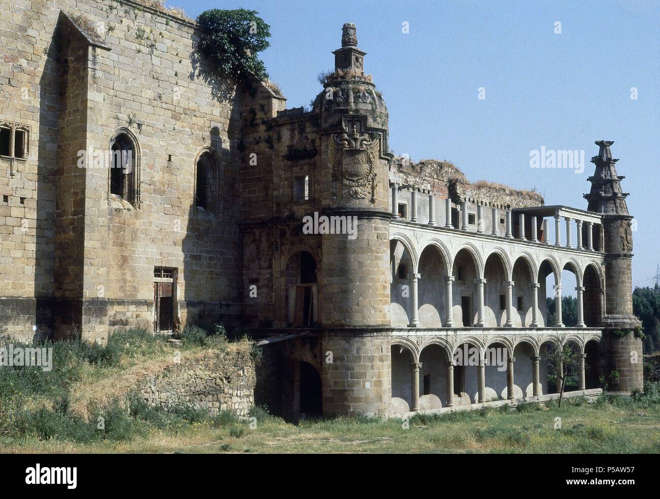 EDIFICIO EN RUINAS Stock Photo - Alamy