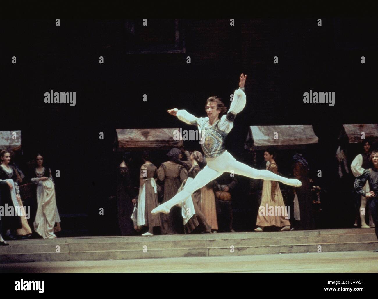 BALLET DE ROMEO Y JULIETA - RUDOLF NUREYEV Stock Photo - Alamy
