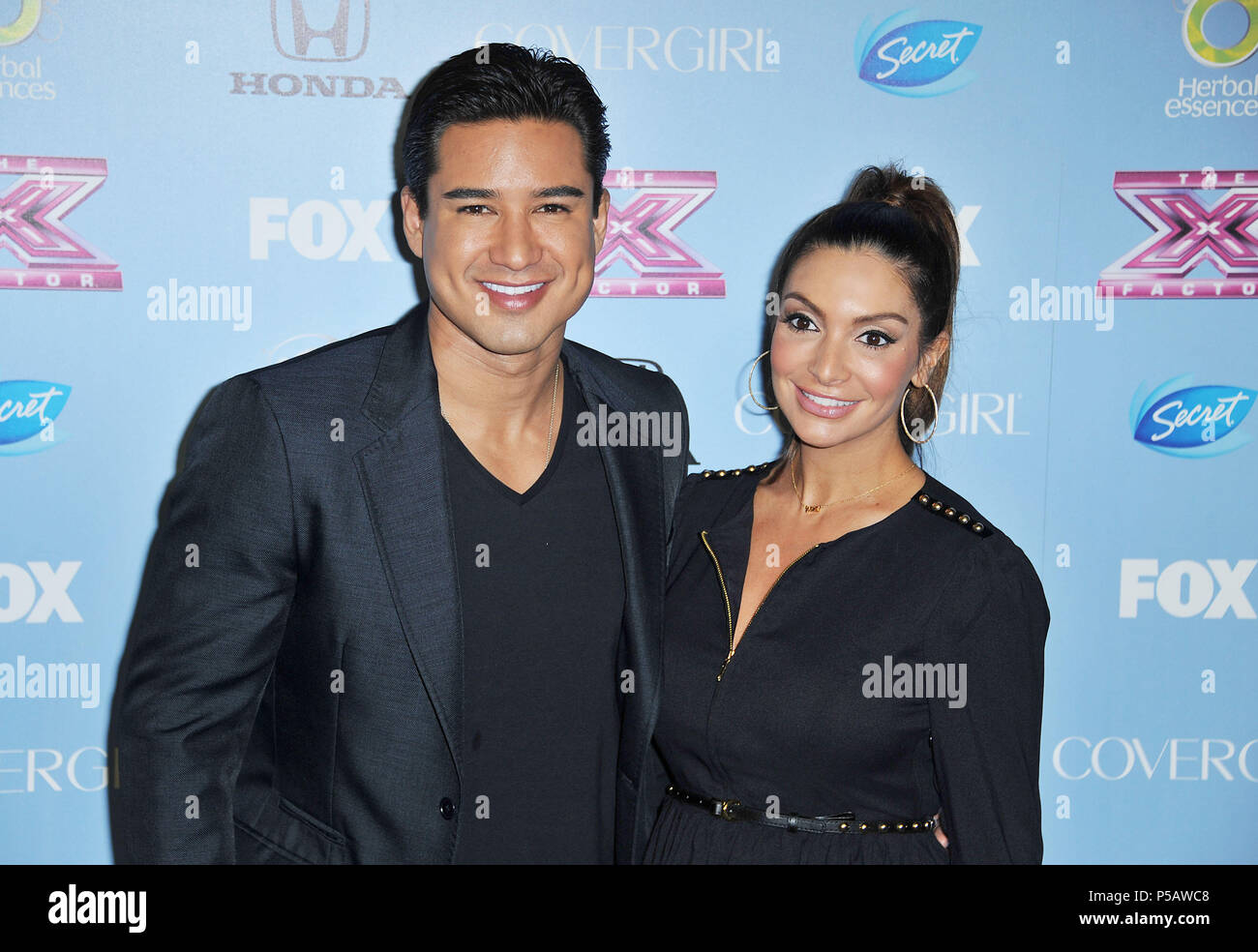 Mario lopez and wife red carpet event hi-res stock photography and ...