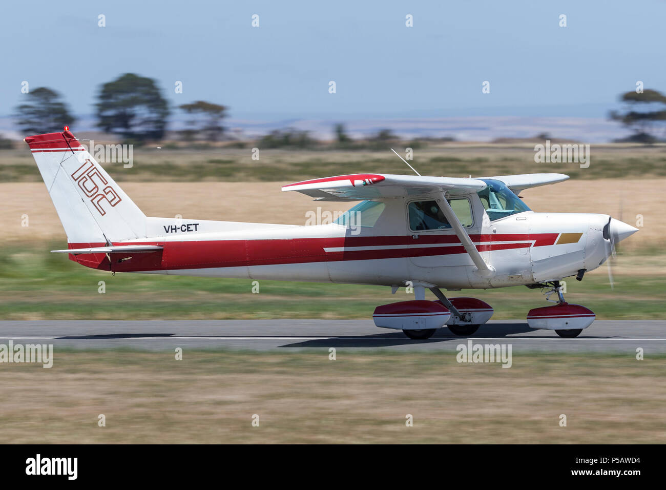 Cessna 152 aircraft flying hi-res stock photography and images - Alamy