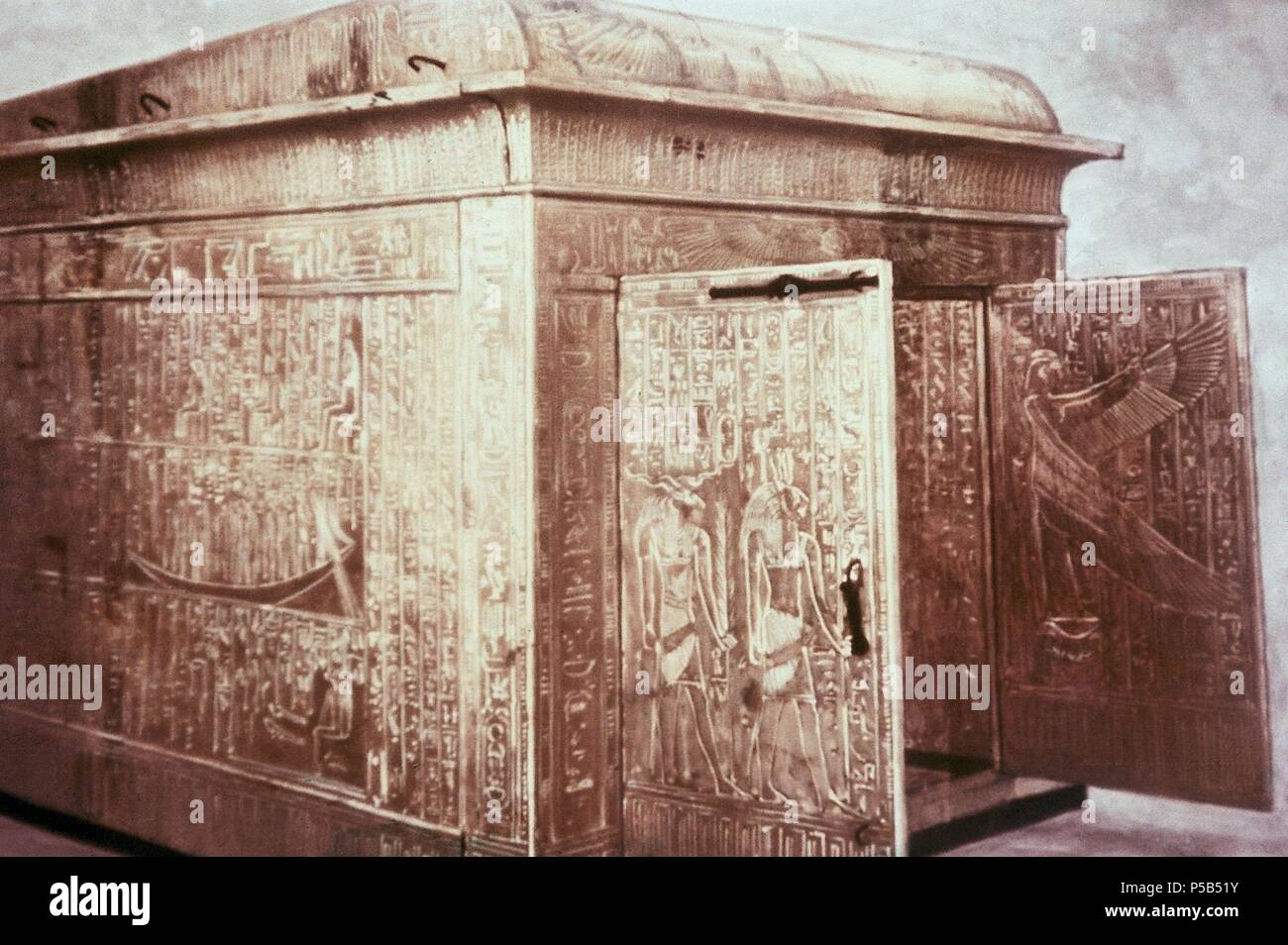 SEPULCRO EN ORO - TESORO DE TUTANKAMON. Location: EGYPTIAN MUSEUM ...