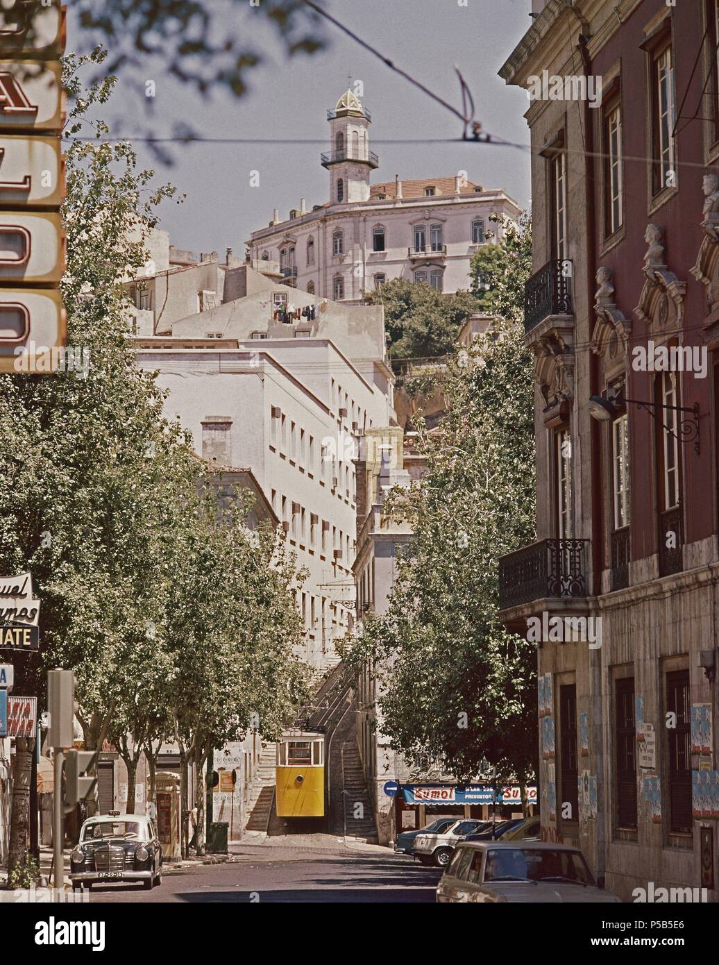 Tranvia en portugal hi-res stock photography and images - Alamy