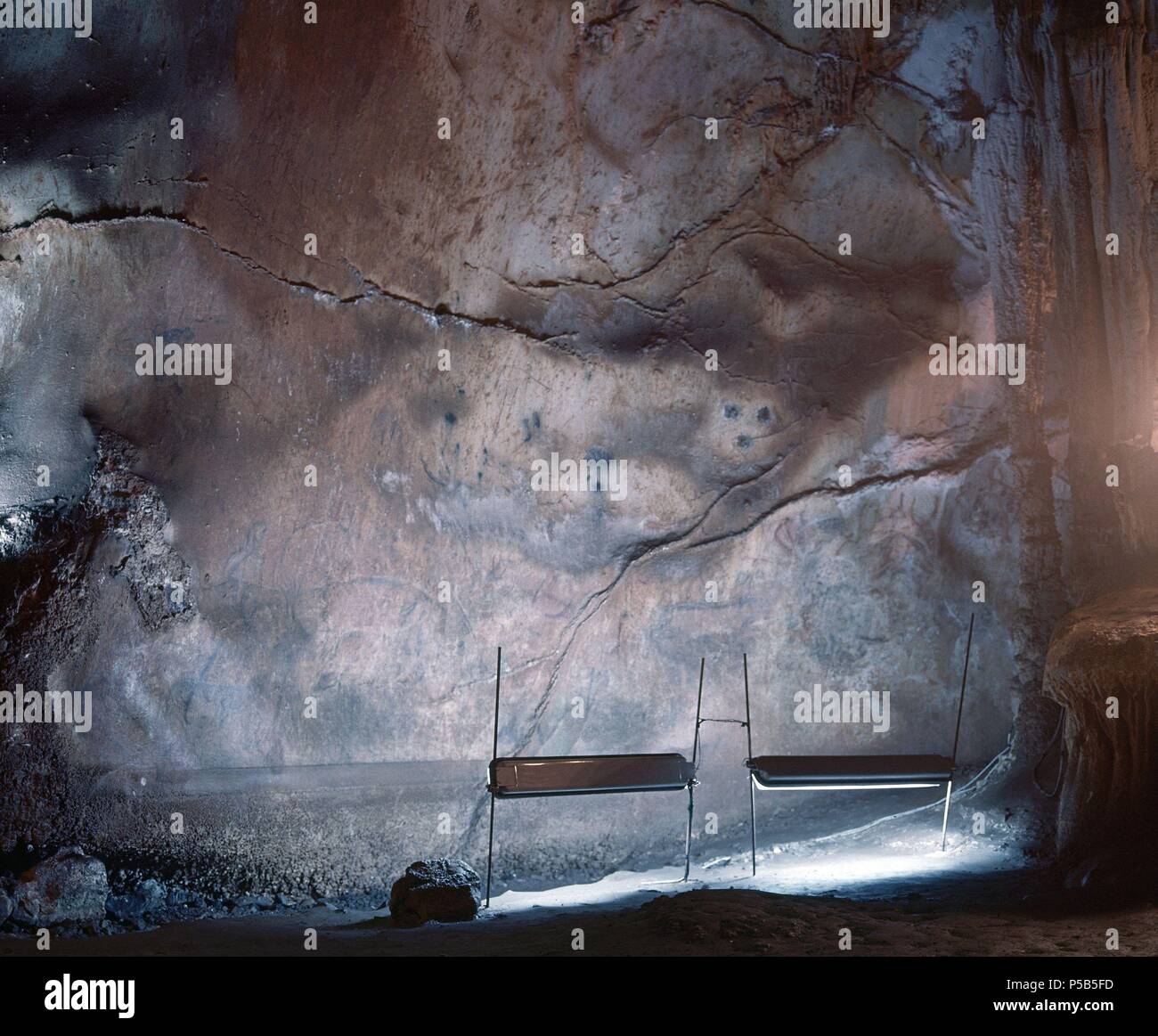 ZONA DE ESCAVACIONES. Location: CUEVA DE SAN ROMAN, CANDAMO, ASTURIAS ...