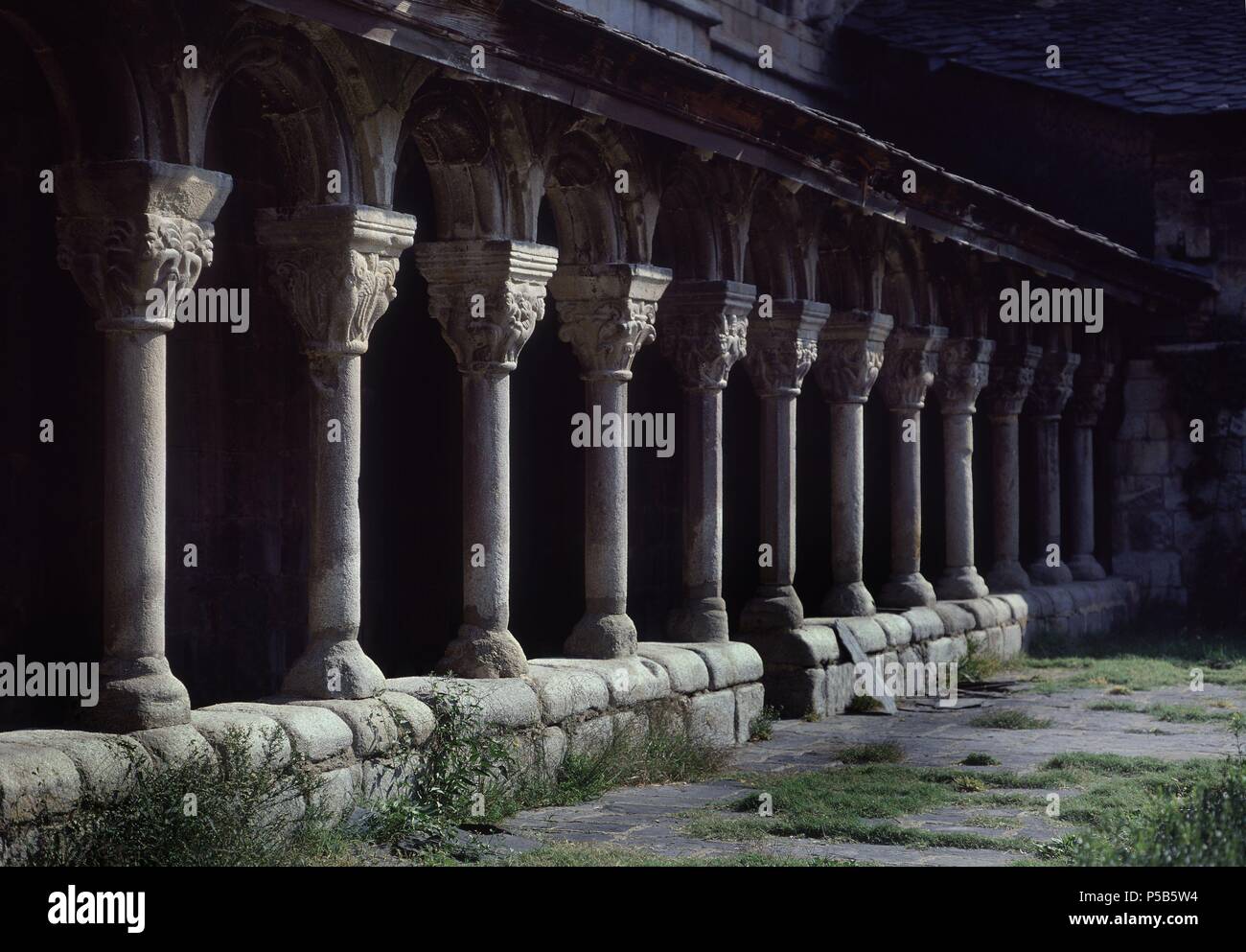 COLUMNAS DEL CLAUSTRO ROMANICO DE LA CATEDRAL DE LA SEO DE URGEL ...