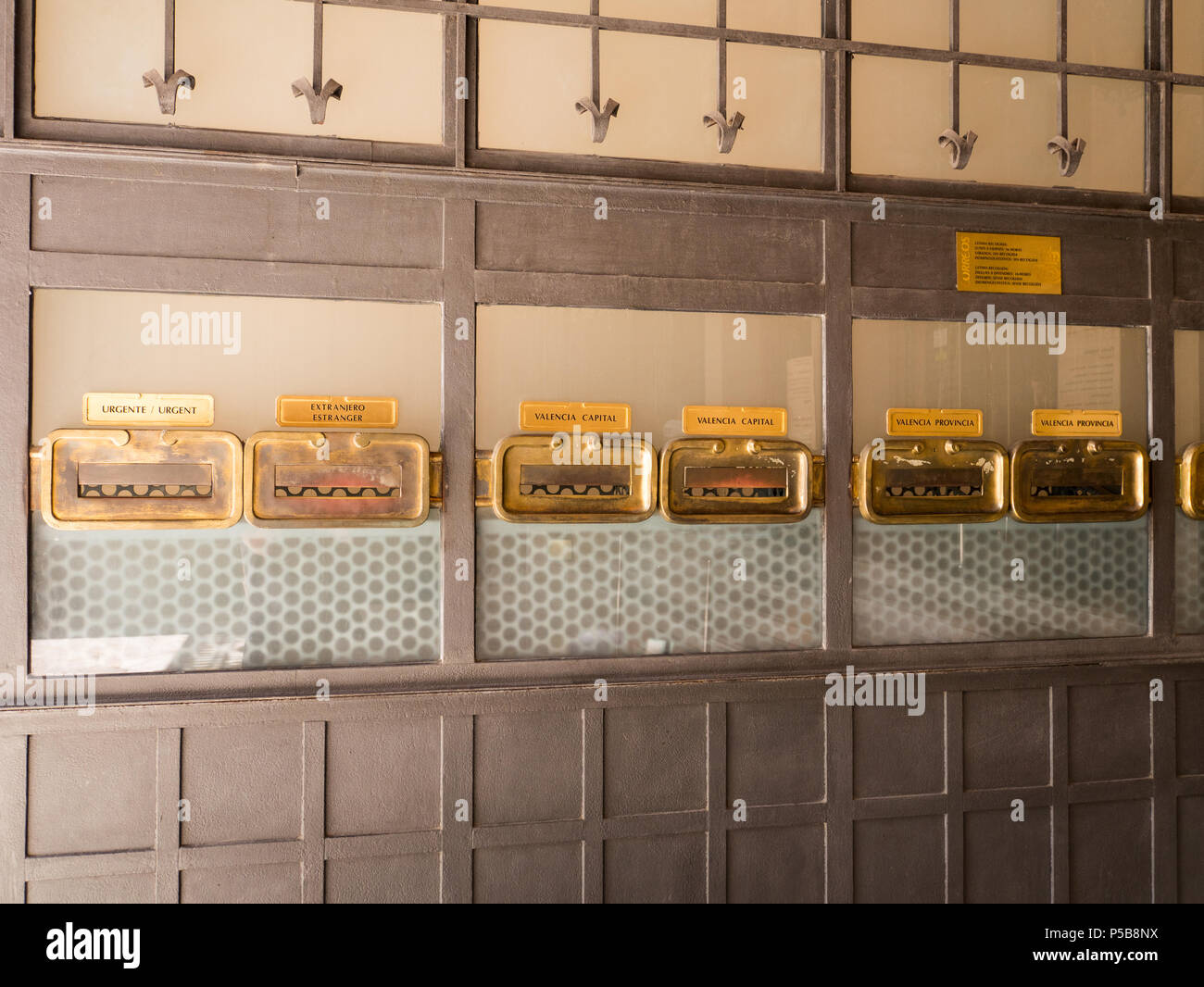 Old metal mailbox mailboxes hi-res stock photography and images - Alamy