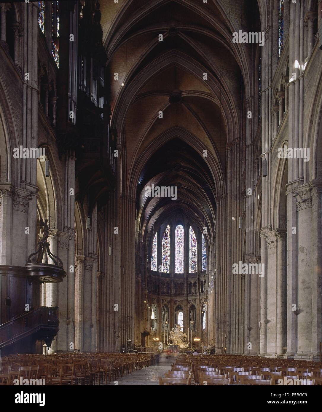 Interior de la catedral de chartres hi-res stock photography and images ...