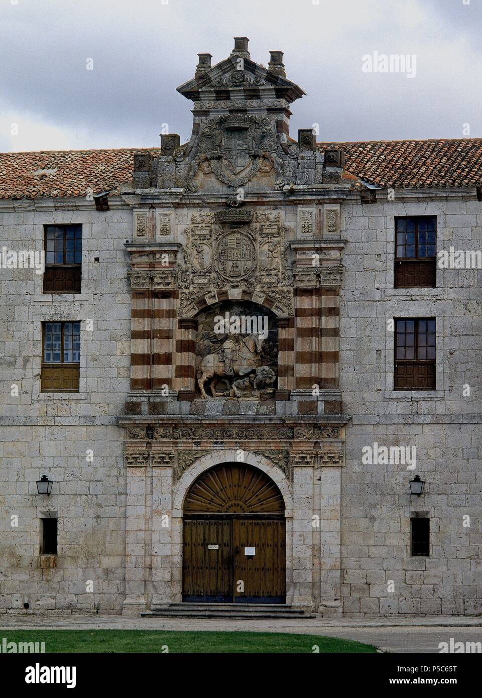 PORTADA BARROCA DE LA IGLESIA DEL MONASTERIO DE SAN PEDRO DE CARDEÑA ...