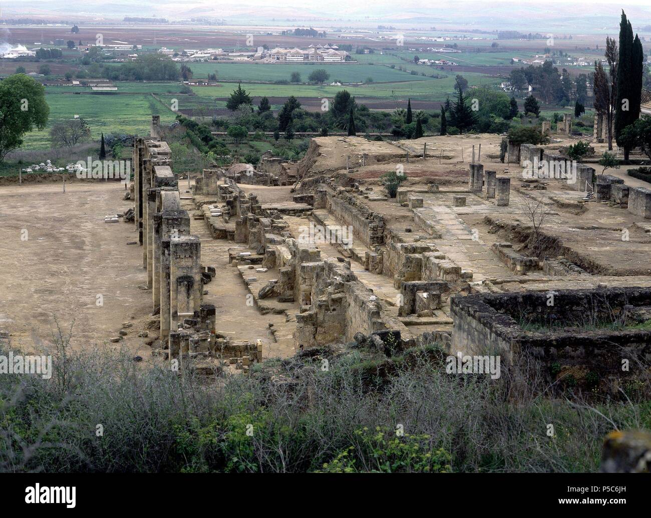 PORTICOS Y RUINAS DE LA PARTE BAJA. Location: MEDINA AZAHARA / MADINAT ...