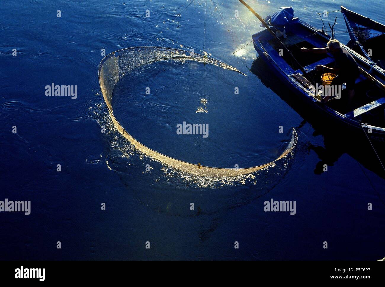 Pescador con red hi-res stock photography and images - Alamy