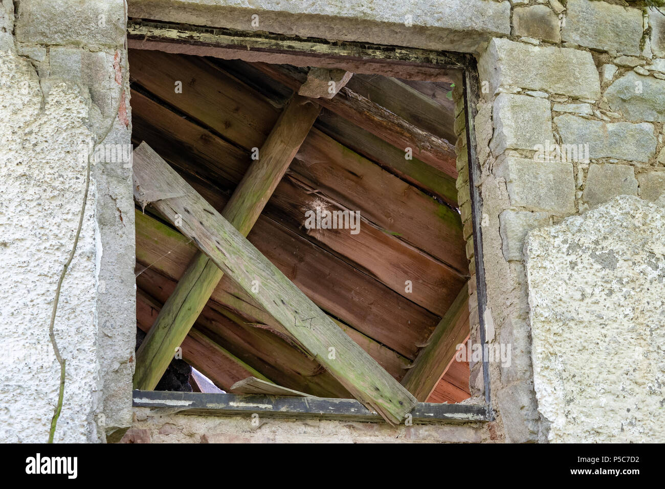 Wall with destroyed window. Broken window. Ruins brick house Stock ...