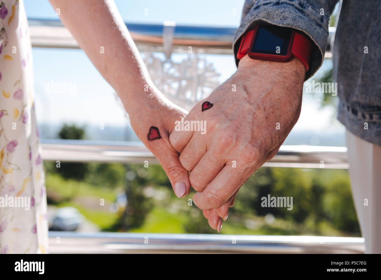 Couple heart hands close up hi-res stock photography and images - Alamy